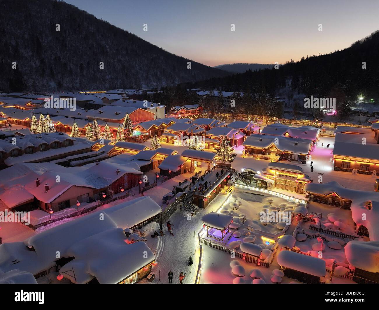 Tourists enjoy snow scenery at China Snow Village in Hailin City ...
