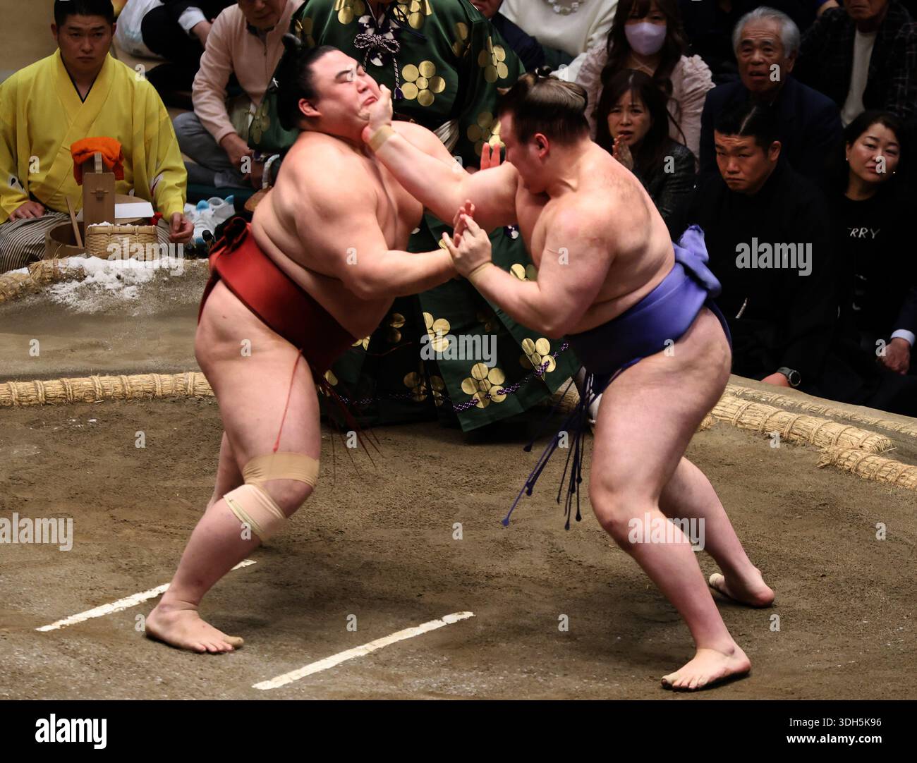 New Ozeki-ranked Aonishiki of Ukraine (right) defeats Takanosho by ...