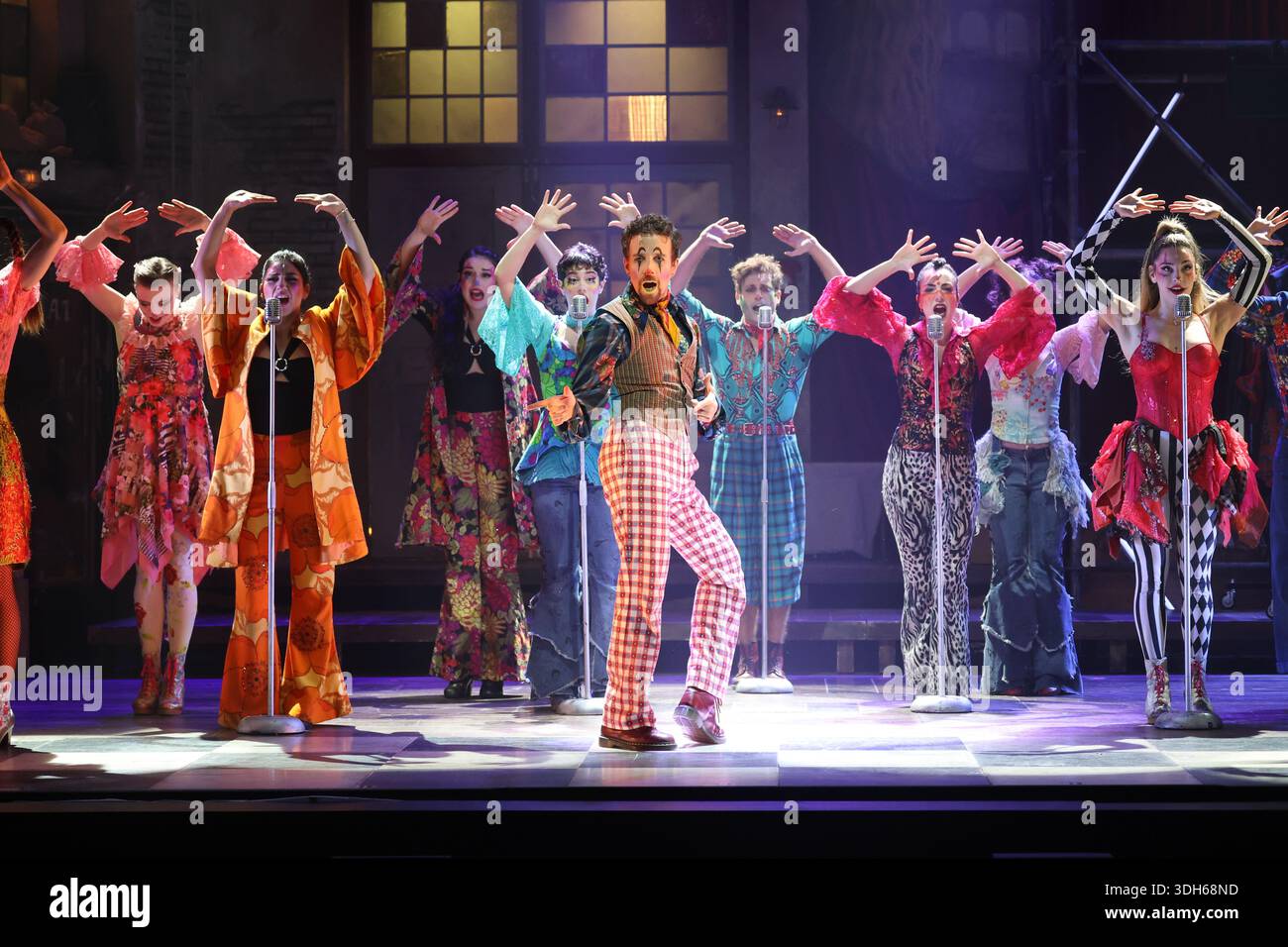 Photographs of the cast during the presentation of 'Godspell, El ...