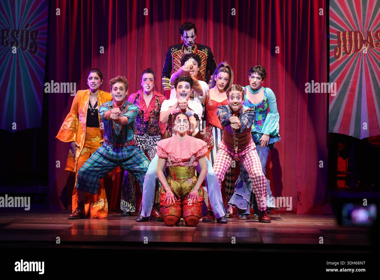 Photographs of the cast during the presentation of 'Godspell, El ...