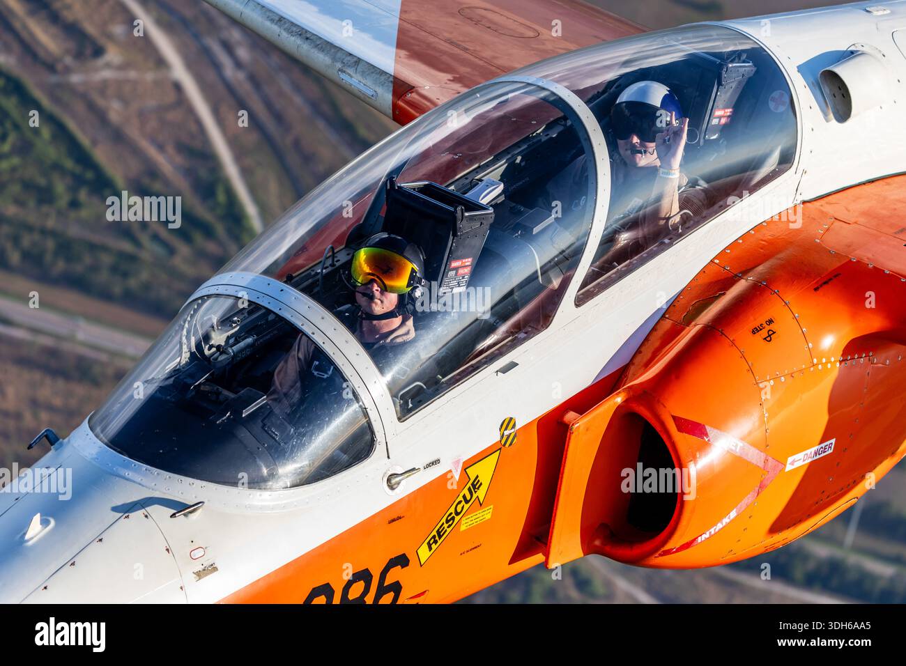 Featured is the SIAI-Marchetti S-211, registered N123W, marks 386 ...