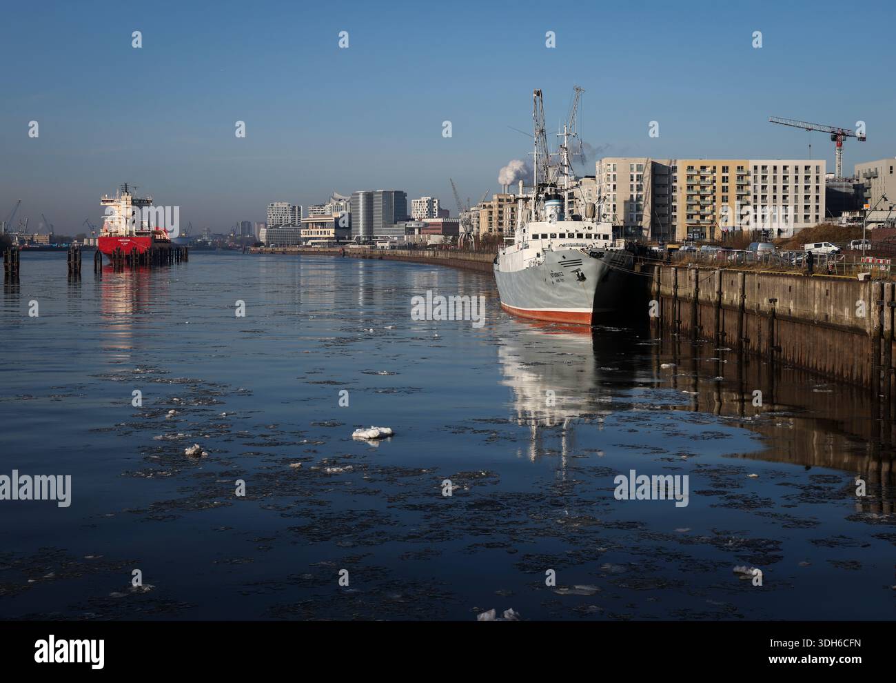 20 January 2026, Hamburg: In the sunshine and frosty temperatures ...