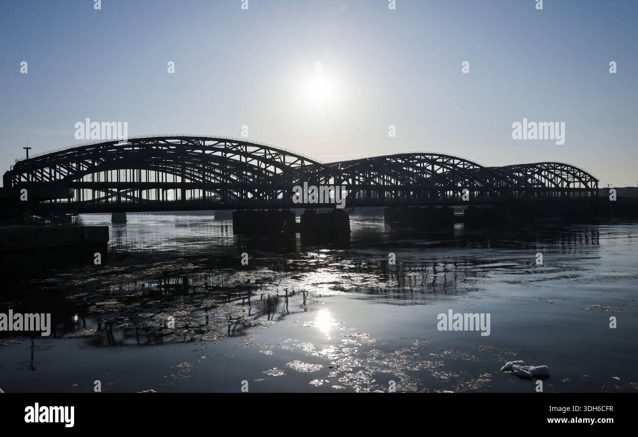 20 January 2026, Hamburg: View of the closed Freihafenelbbrücke bridge ...