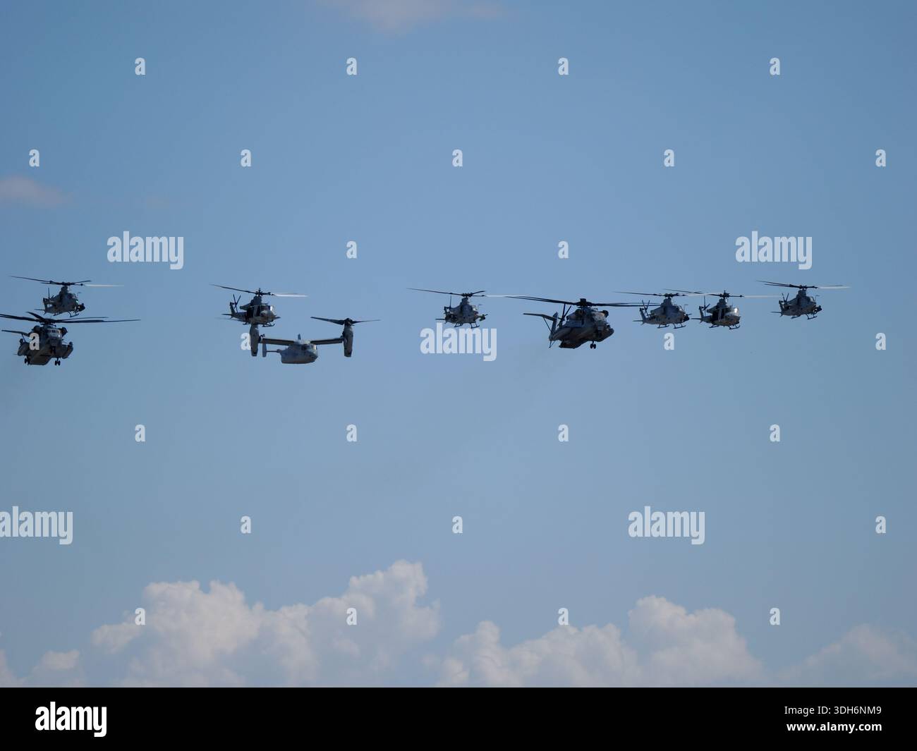 Mv 22b ospreys uh hi-res stock photography and images - Alamy