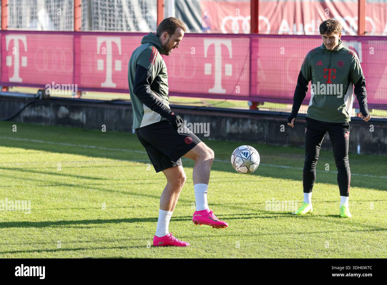 Harry Kane (FC FC Bayern Munich, #09) with ball, GER, final training ...