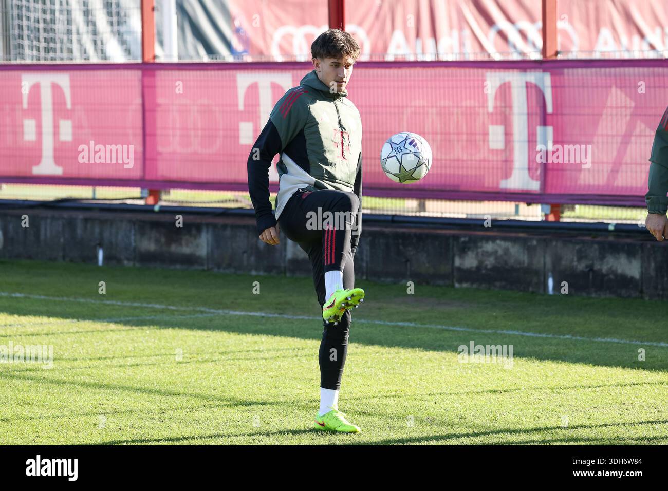 Tom Bischof (FC FC Bayern Munich, #20) with ball, GER, final training ...