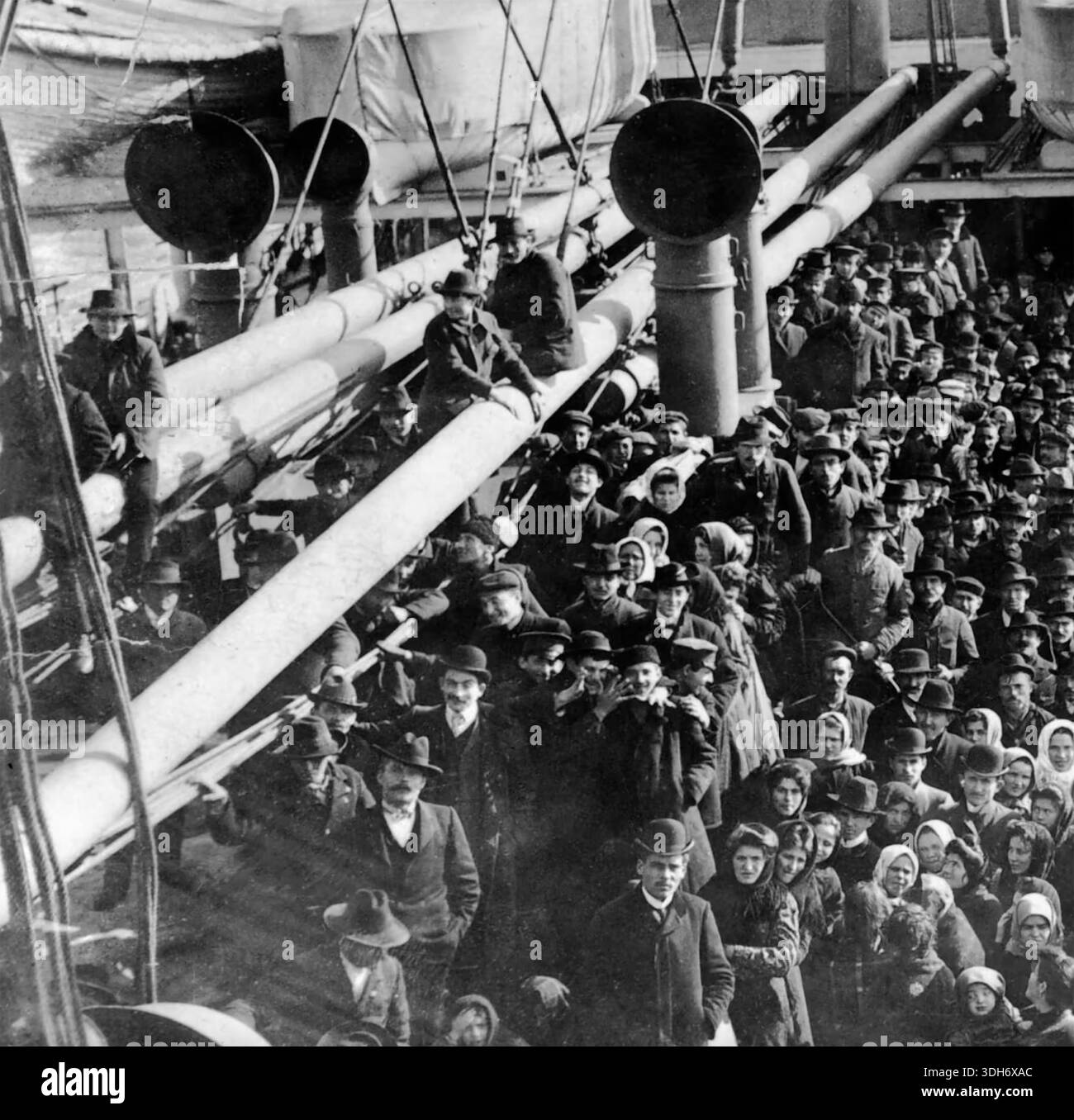 Ellis island immigrants 1900s hi-res stock photography and images - Alamy