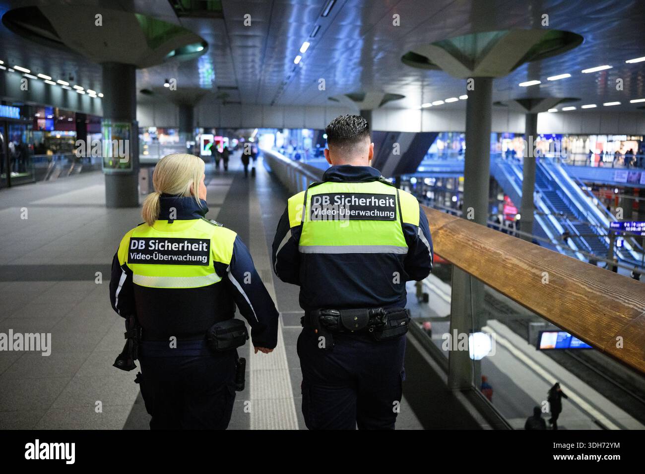 20 January 2026, Berlin: DB Security employees walk through Berlin ...