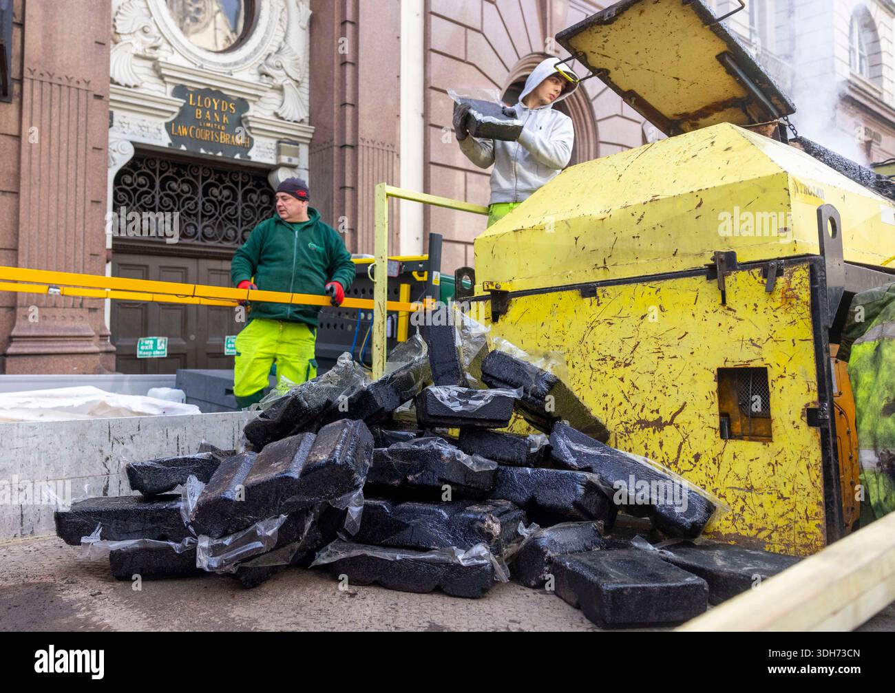 Workmen using asphalt surfacing roads driveways airport runways hi-res ...