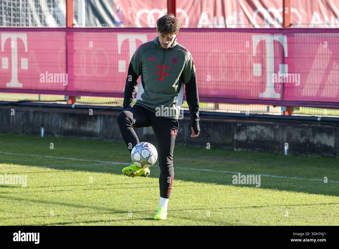 Tom Bischof (FC FC Bayern Munich, #20) with ball, GER, final training ...