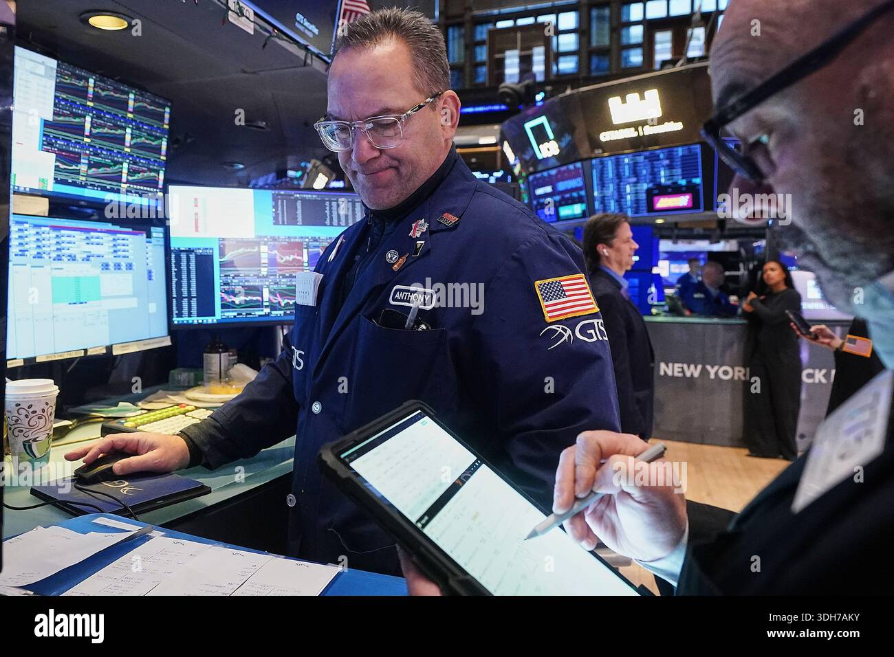 Specialist Anthony Matesic, left, and trader Fred Demarco work on the ...