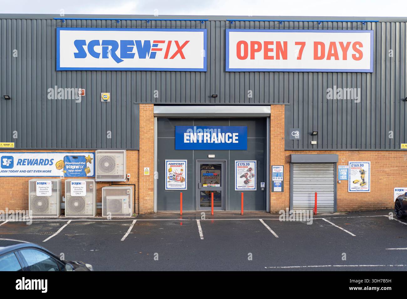 Diy store entrance open hi-res stock photography and images - Alamy