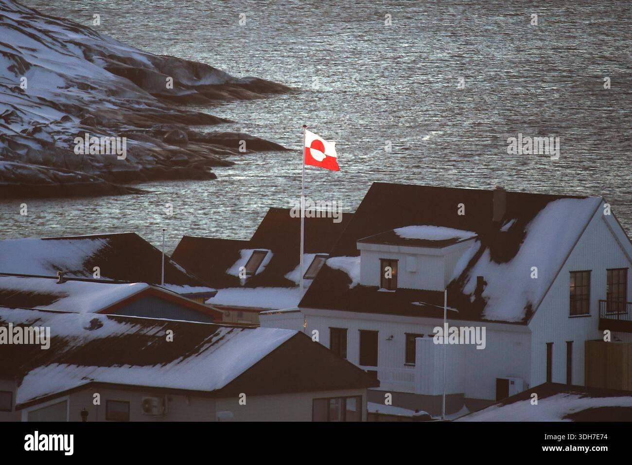 Nuuk, Grönland, 20.01.2026: Die grönländische Fahne weht an einem ...