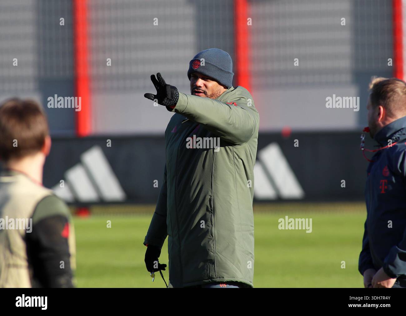 Coach fc bayern munich raises the left arm hi-res stock photography and ...