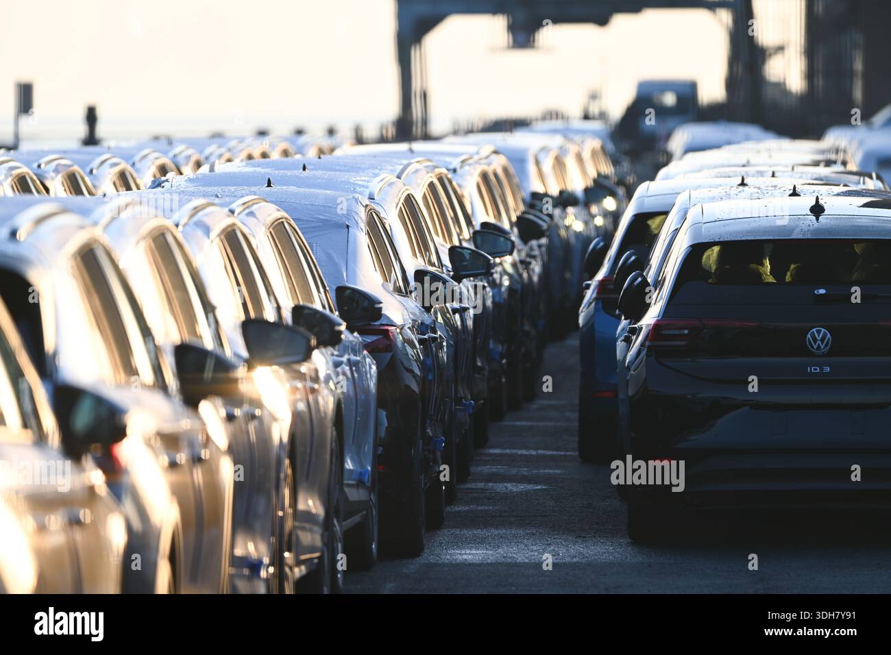 Emden, Germany. 20th Jan, 2026. Numerous cars are lined up close ...