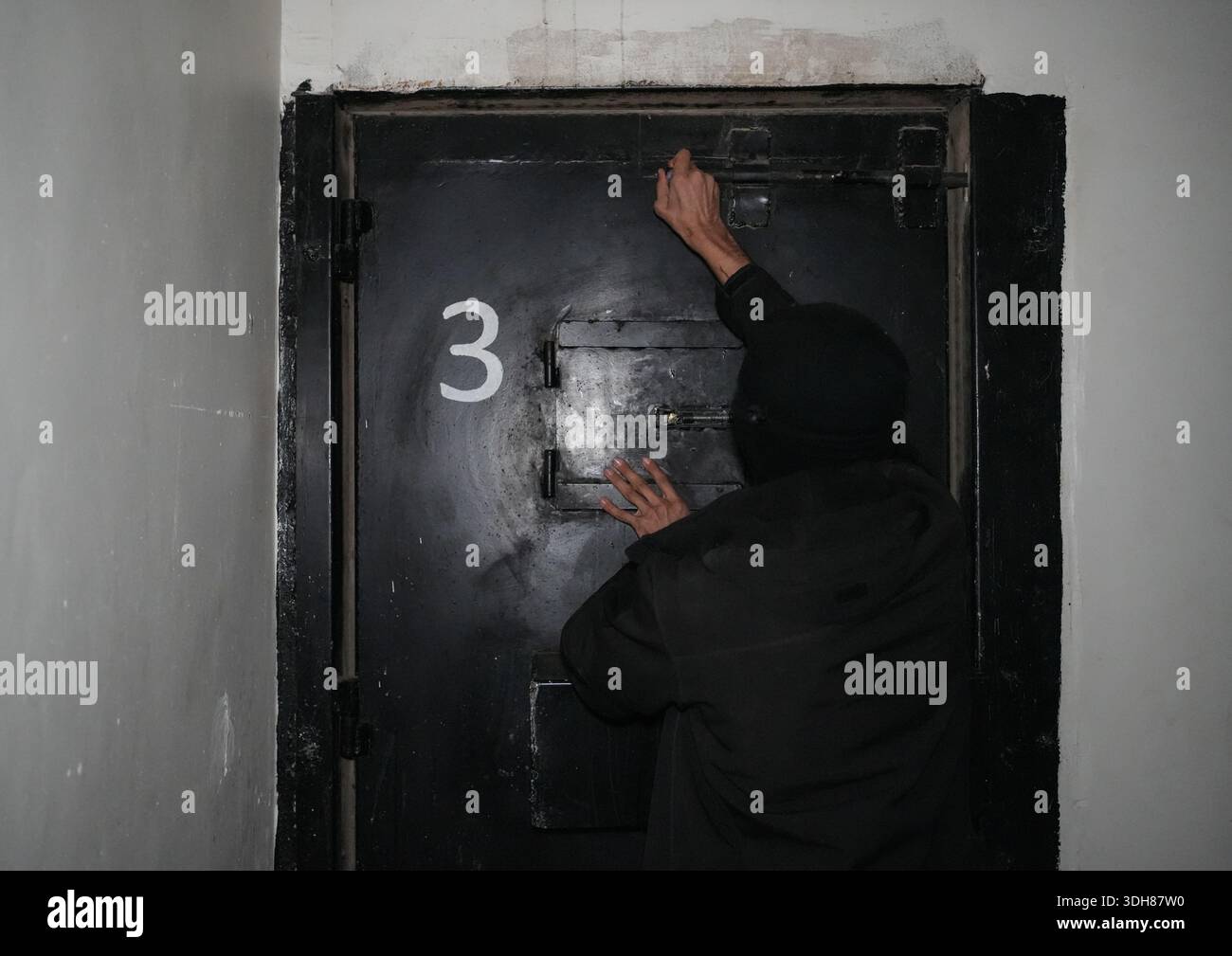 Al Hasakah, Syria. 20th Jan, 2026. A Syrian guard locks a cell door, at ...