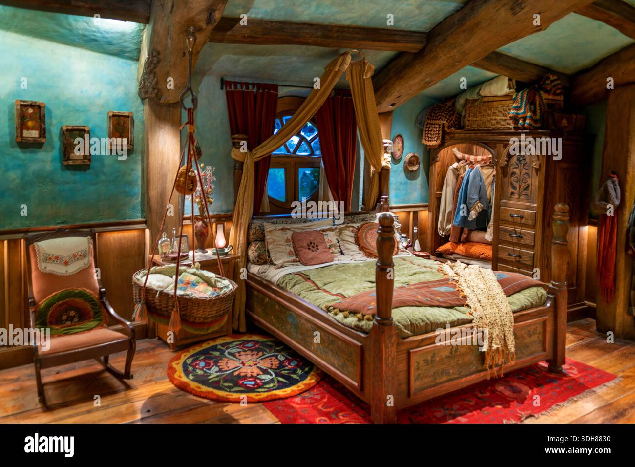 Inside of hobbit houses on the hill, Hobbiton Movie Set, Matamata ...