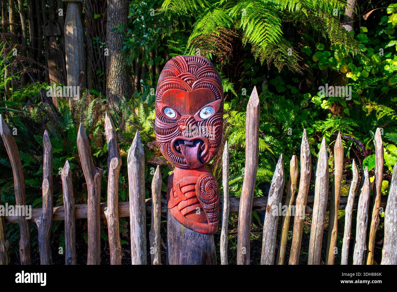 Whakairo wood carving maori statue, Te Parapara Maori Garden, Hamilton ...