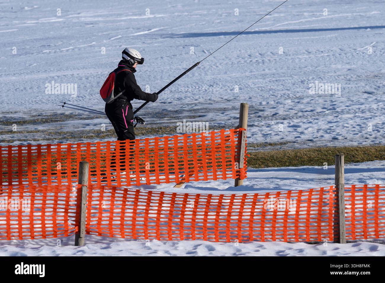 PRODUCTION - 20 January 2026, Hesse, Willingen: A skier holds the bar ...