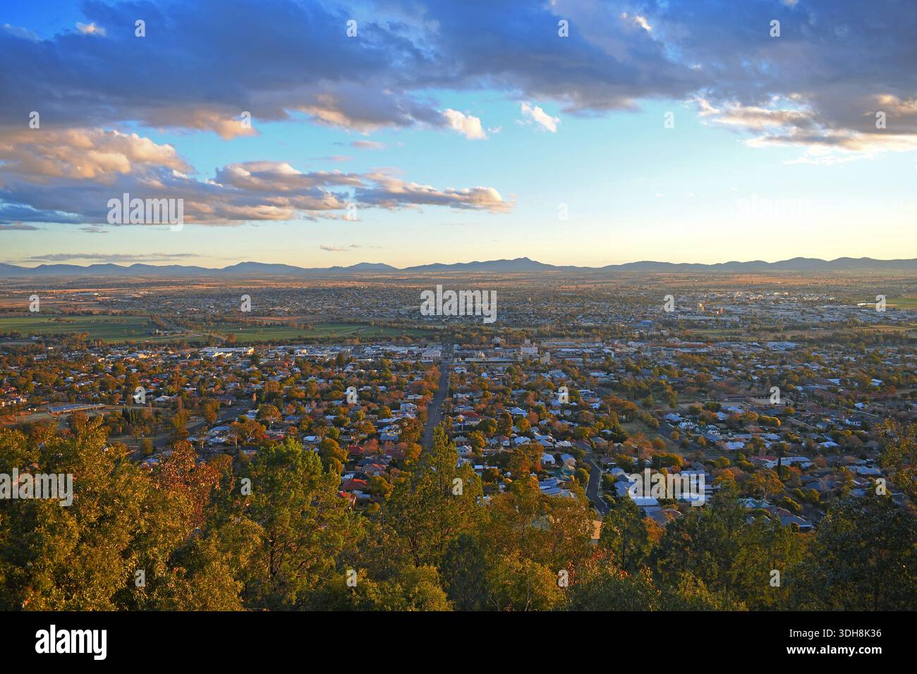 Tamworth- "the city of first light" in Australia seen from Oxley Scenic ...