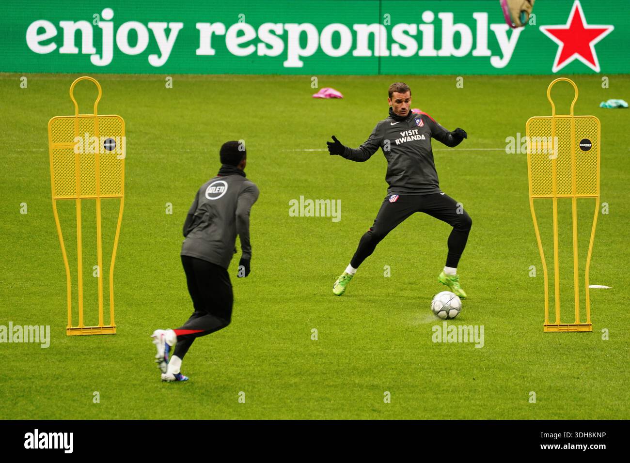 Atletico Madrid's player Antoine Griezmann (R) seen during a training ...