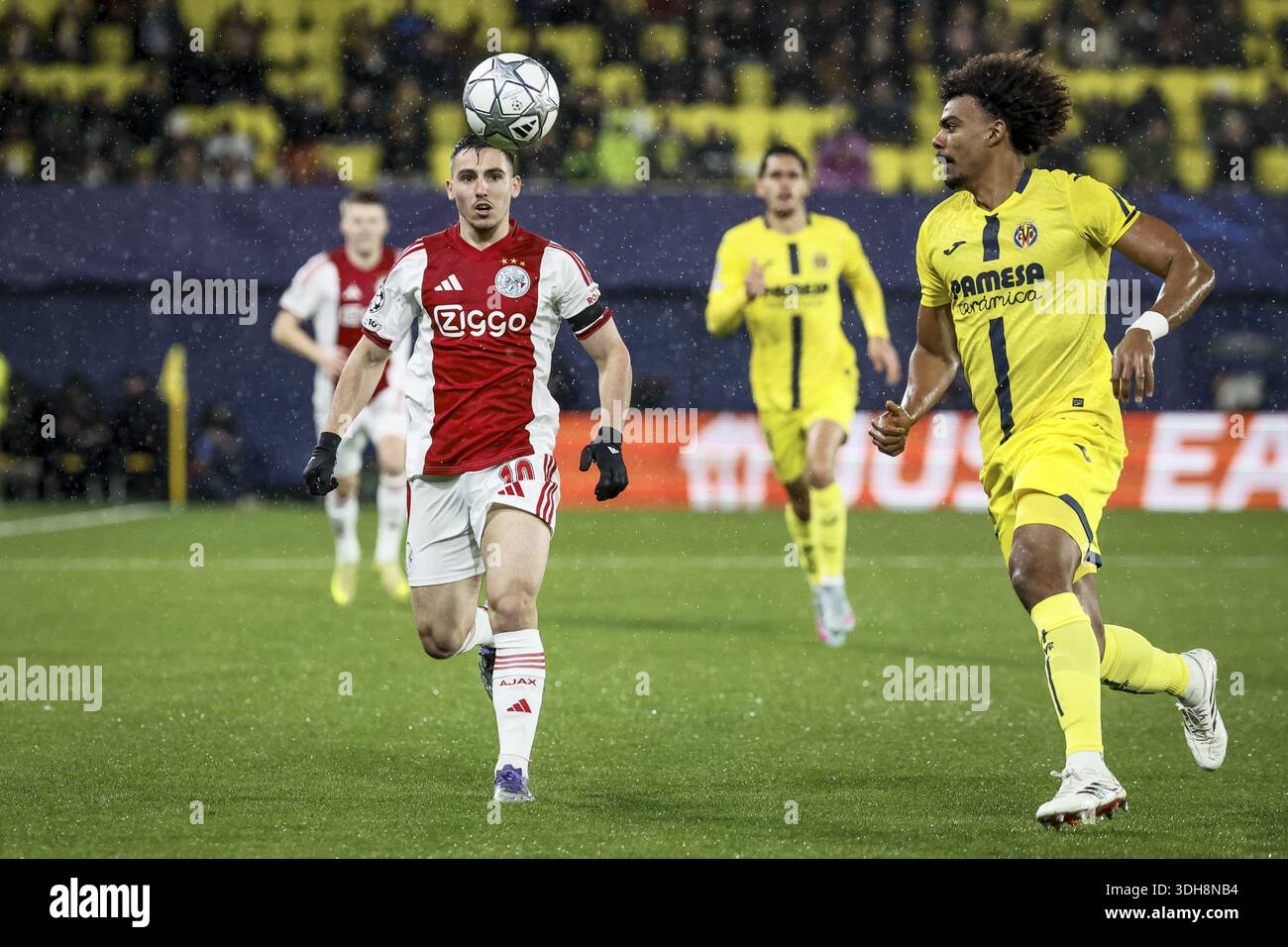 VILLARREAL - (l-r) Oscar Gloukh of AFC Ajax and Renato Veiga of ...