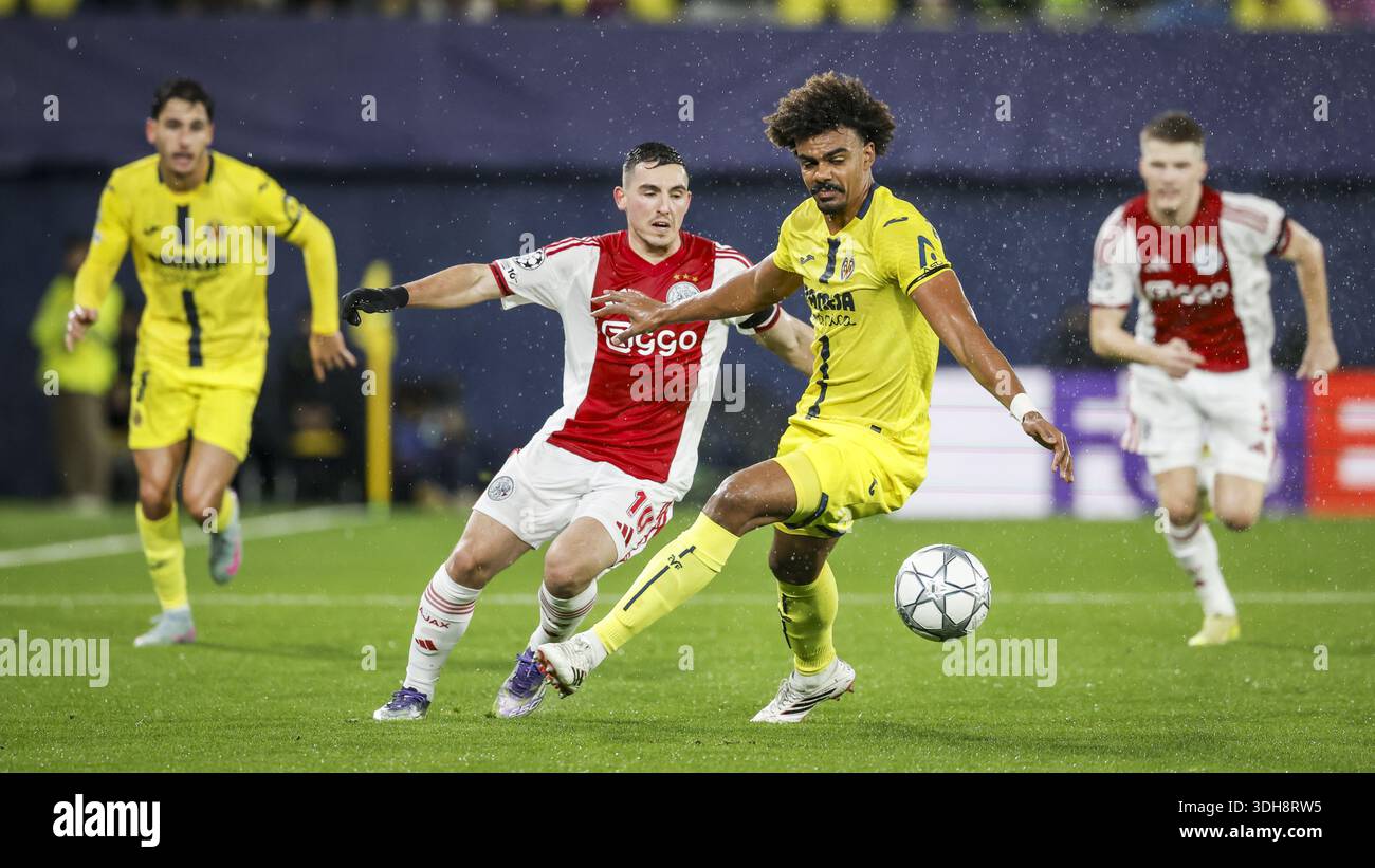 VILLARREAL - (l-r) Oscar Gloukh of AFC Ajax and Renato Veiga of ...