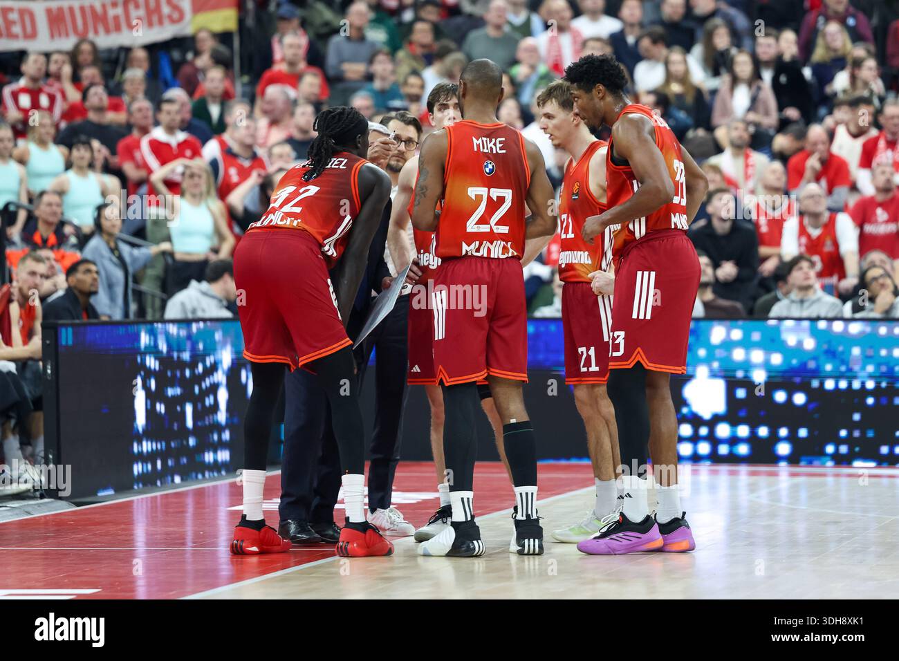 Team discussion during a timeout, Svetislav Pesic (FC Bayern Basketball ...