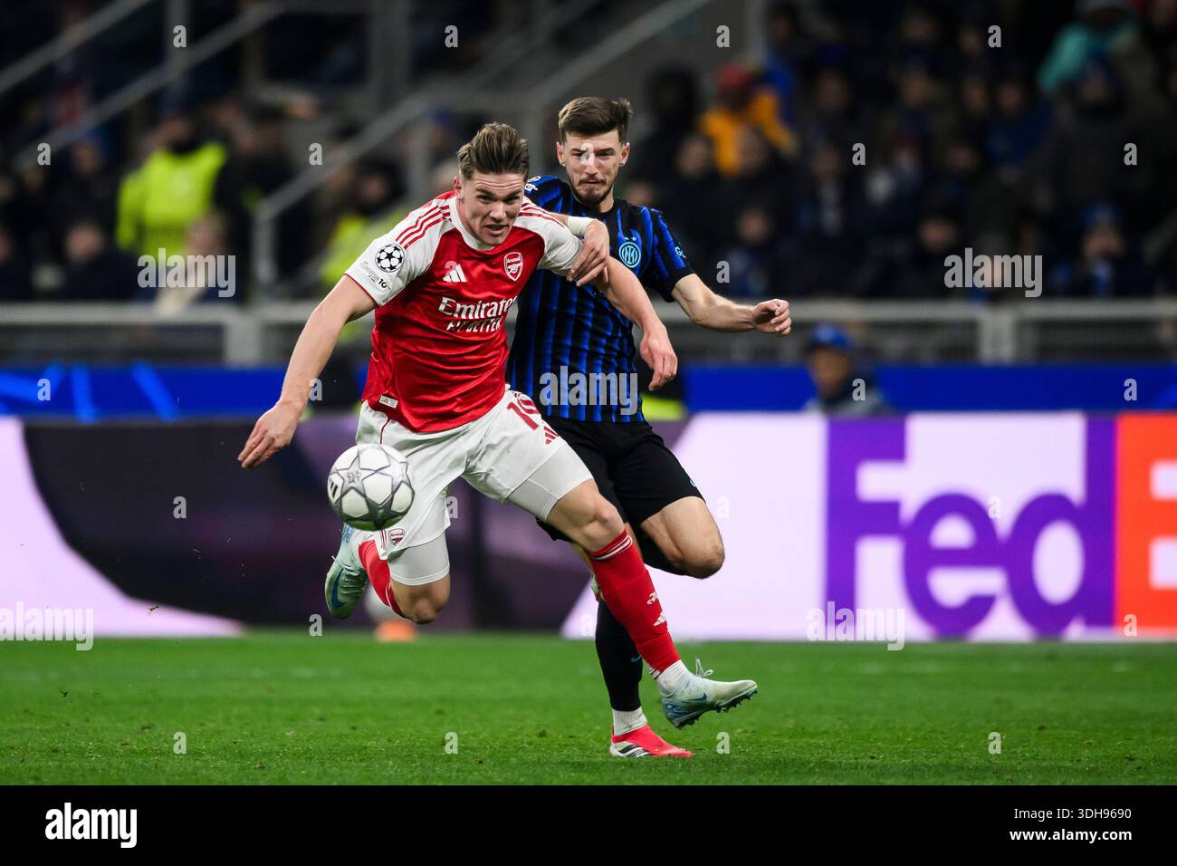 Viktor Gyokeres of Arsenal FC competes for the ball with Petar Sucic of ...