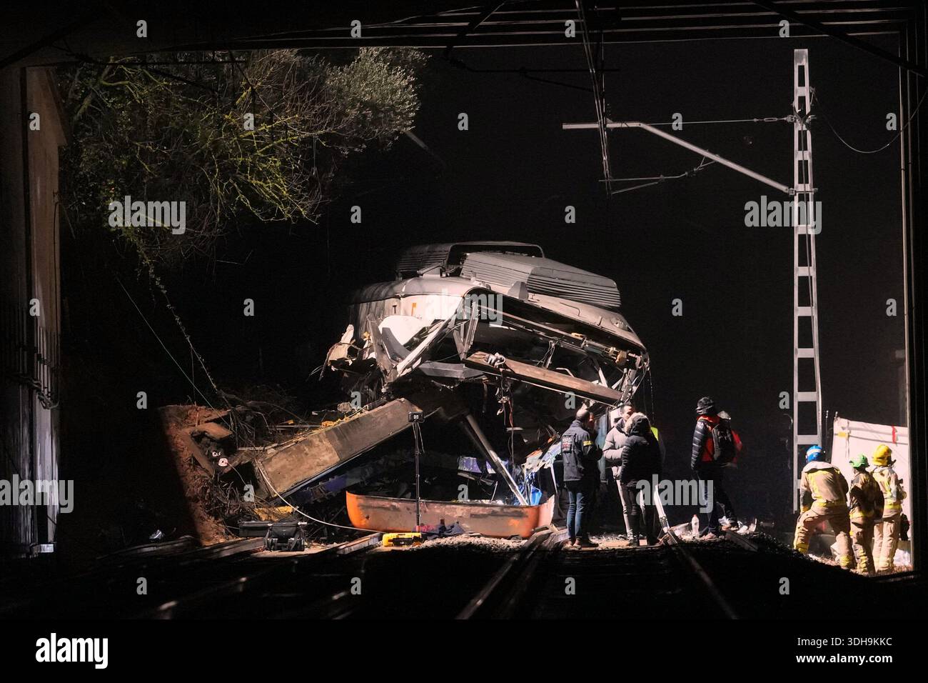 Emergency crews respond after a commuter train derailed when a ...