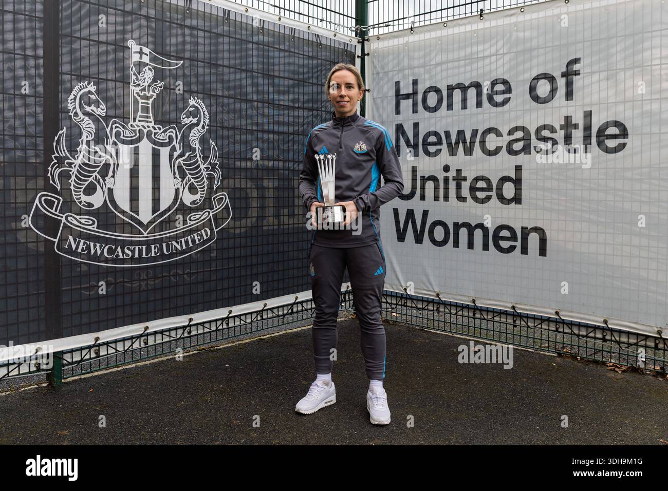 Jordan Nobbs of Newcastle Women receives her PFA Player of the Month ...