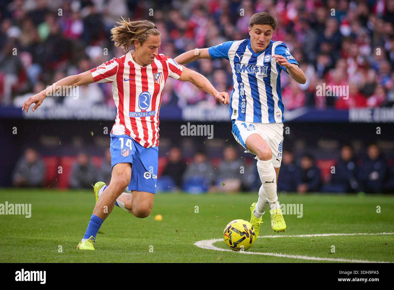 Atletico de Madrid's Marcos Llorente (L) and Deportivo Alaves' Nahuel ...