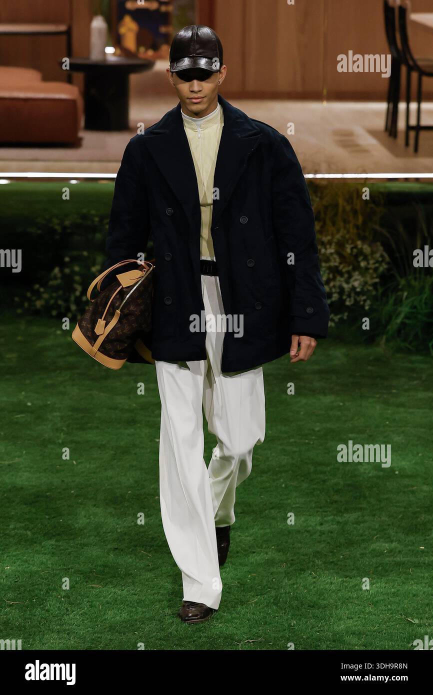 LOUIS VUITTON men Fall/Winter 2026-2027 runway during Paris Fashion ...