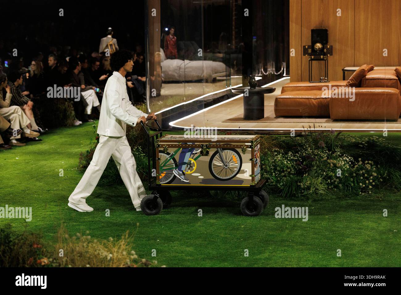 LOUIS VUITTON men Fall/Winter 2026-2027 runway during Paris Fashion ...