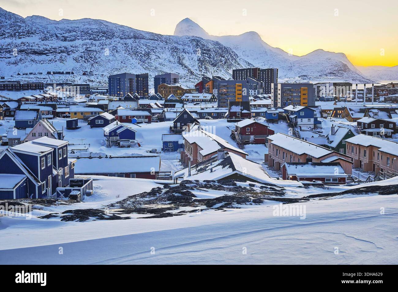 Nuuk, Grönland, 20.01.2026: Sonnenaufgang über der Stadt *** Nuuk ...