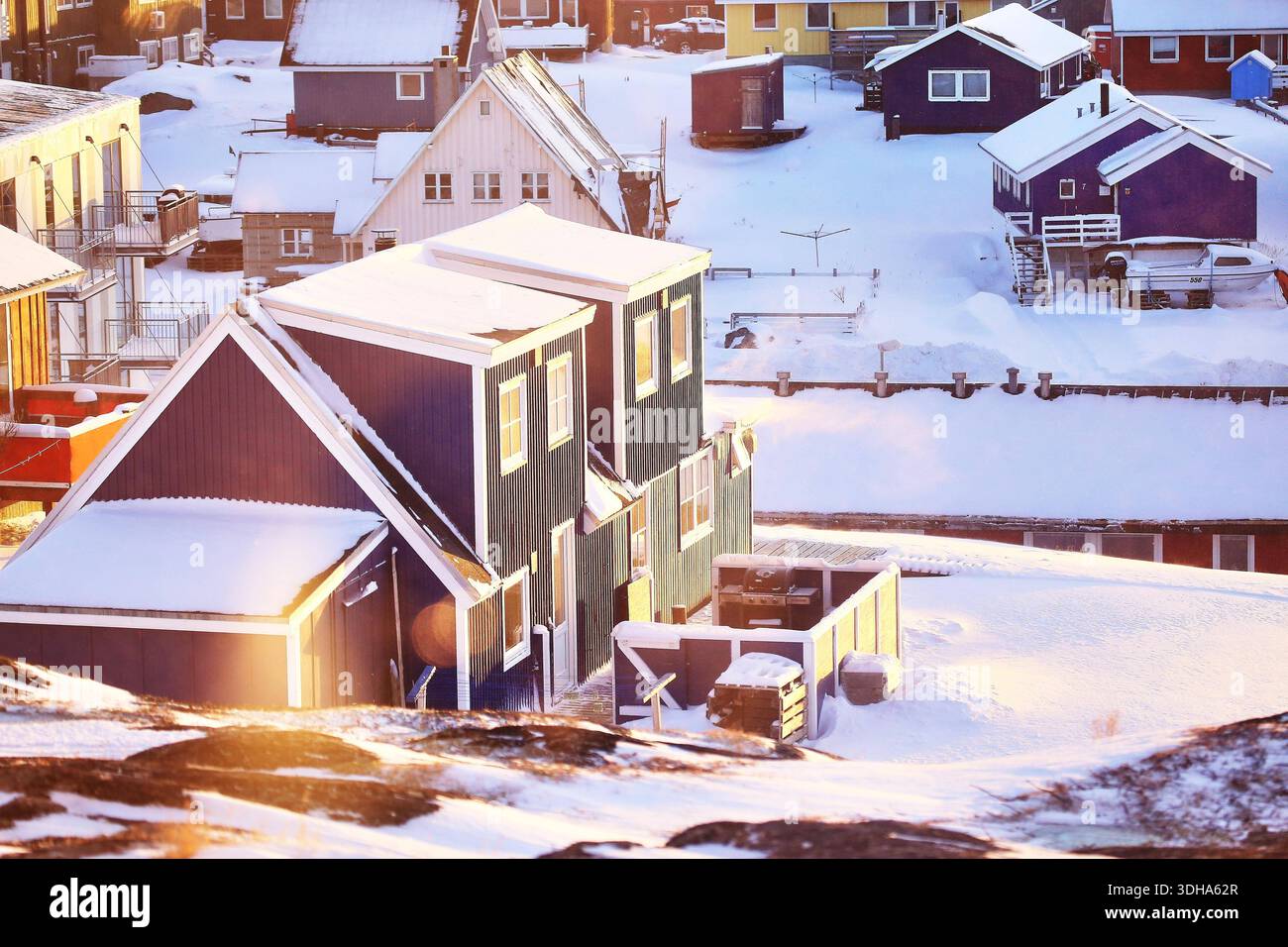 Nuuk, Grönland, 20.01.2026: Sonnenaufgang über der Stadt *** Nuuk ...