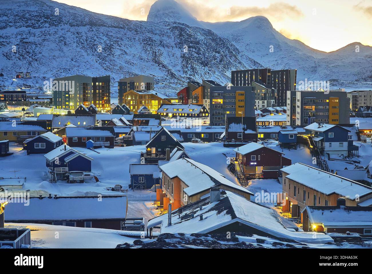 Nuuk, Grönland, 20.01.2026: Sonnenaufgang über der Stadt *** Nuuk ...