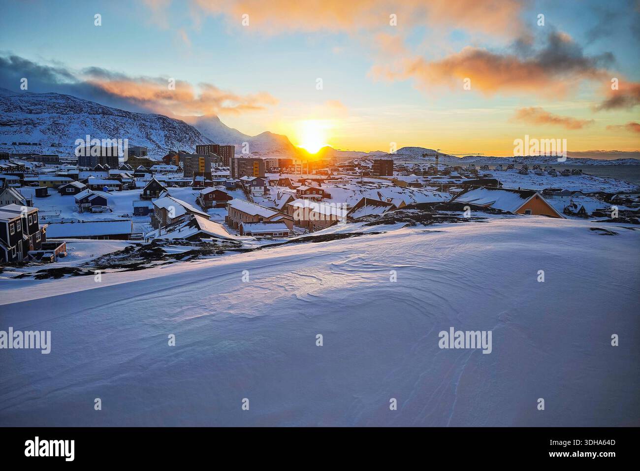 Nuuk, Grönland, 20.01.2026: Sonnenaufgang über der Stadt *** Nuuk ...