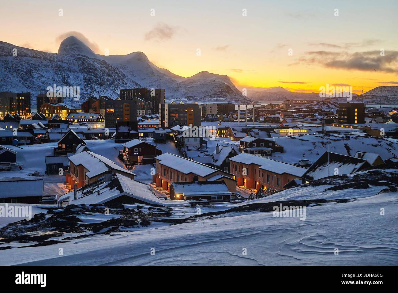 Nuuk, Grönland, 20.01.2026: Sonnenaufgang über der Stadt *** Nuuk ...