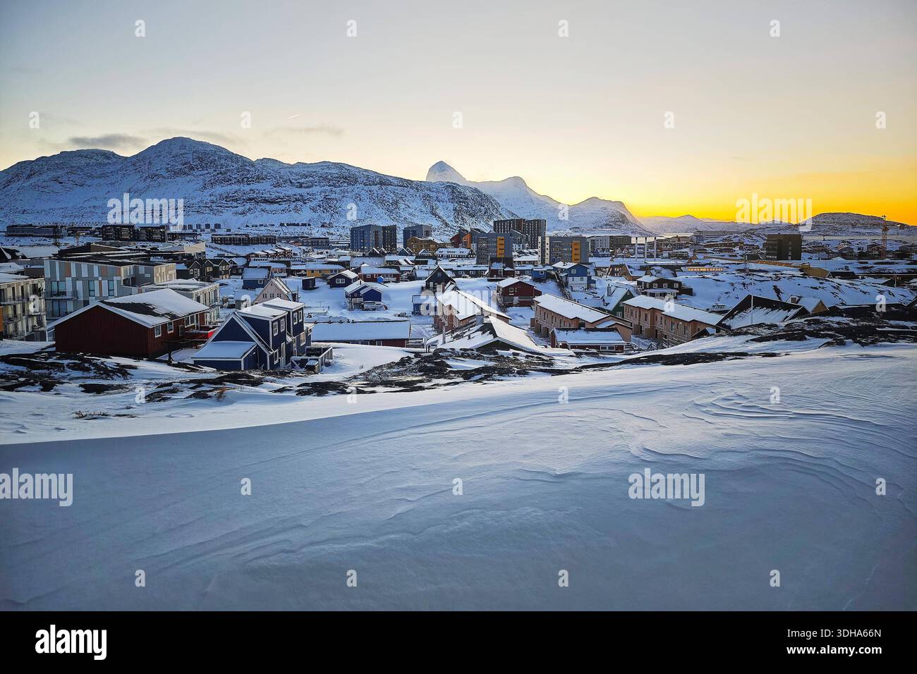 Nuuk, Grönland, 20.01.2026: Sonnenaufgang über der Stadt *** Nuuk ...