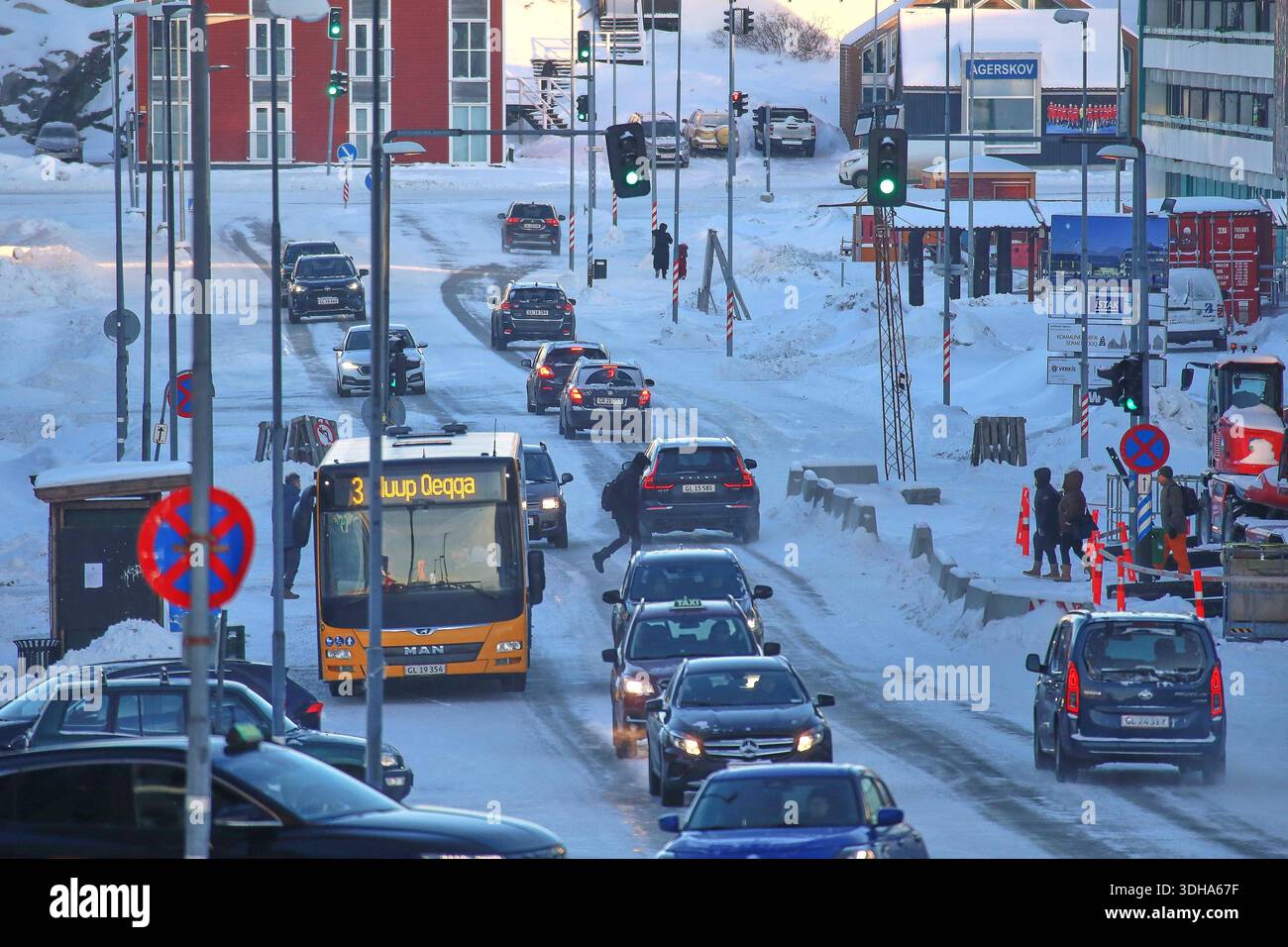Nuuk, Grönland, 20.01.2026: Straßenverkehr mit Bus an einer Ampel ...
