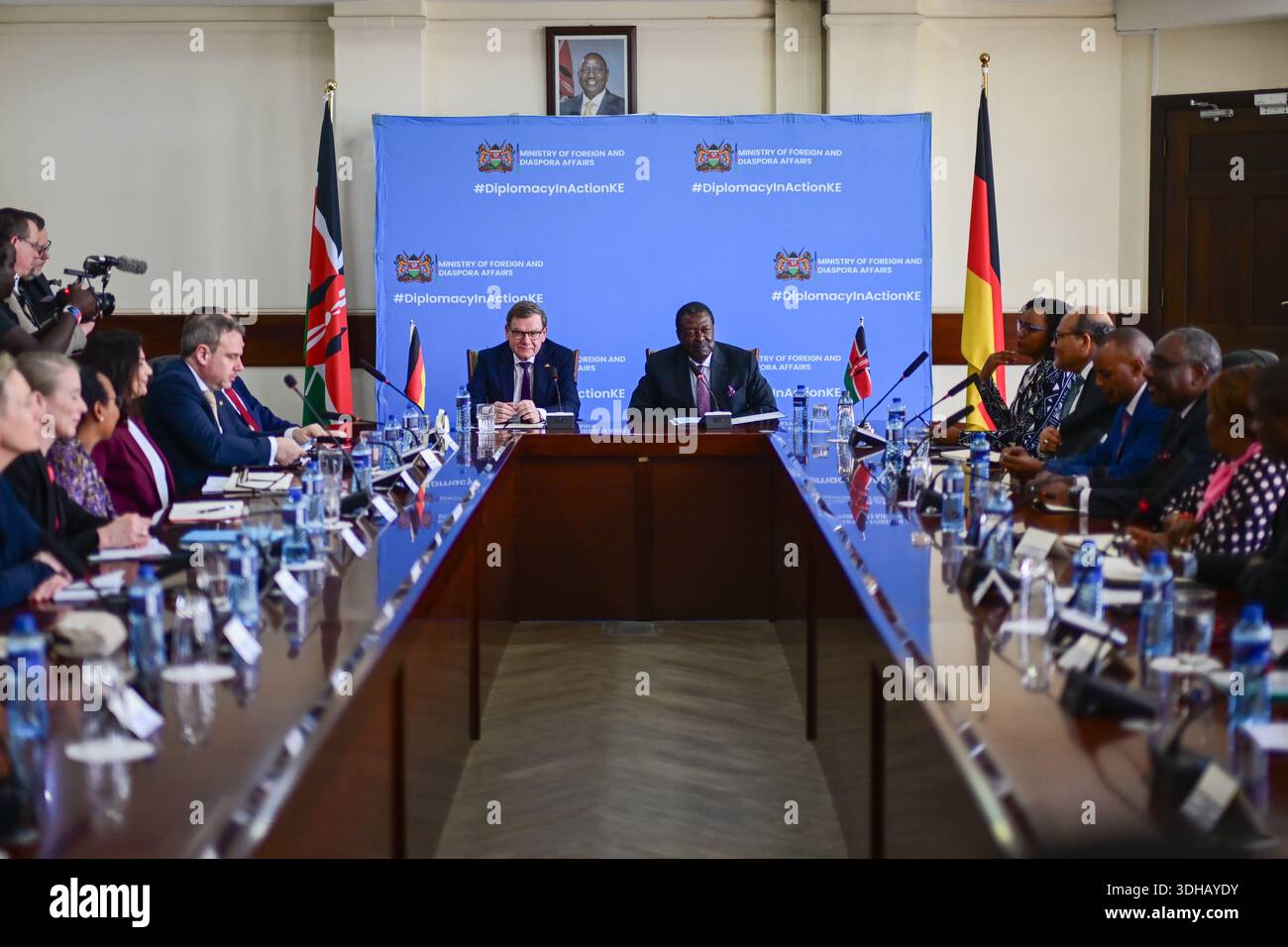 Nairobi, Kenya. 21st Jan, 2026. Johann Wadephul (CDU, l), Foreign ...
