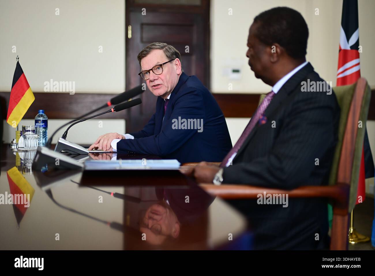Nairobi, Kenya. 21st Jan, 2026. Johann Wadephul (CDU, l), Foreign ...