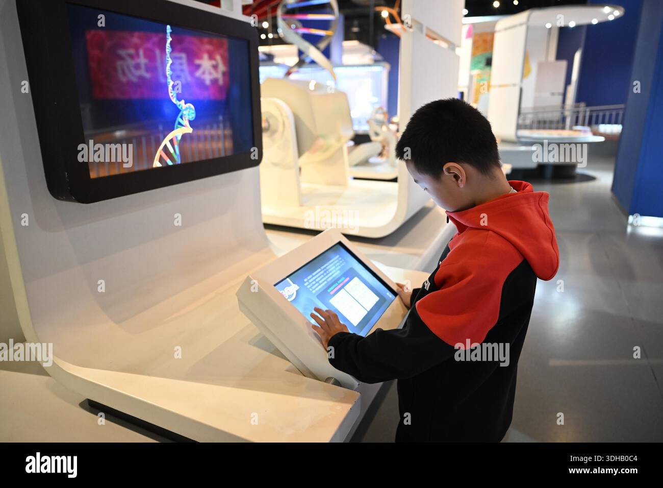 Children visit Liaoning Science and Technology Museum in Shenyang City ...
