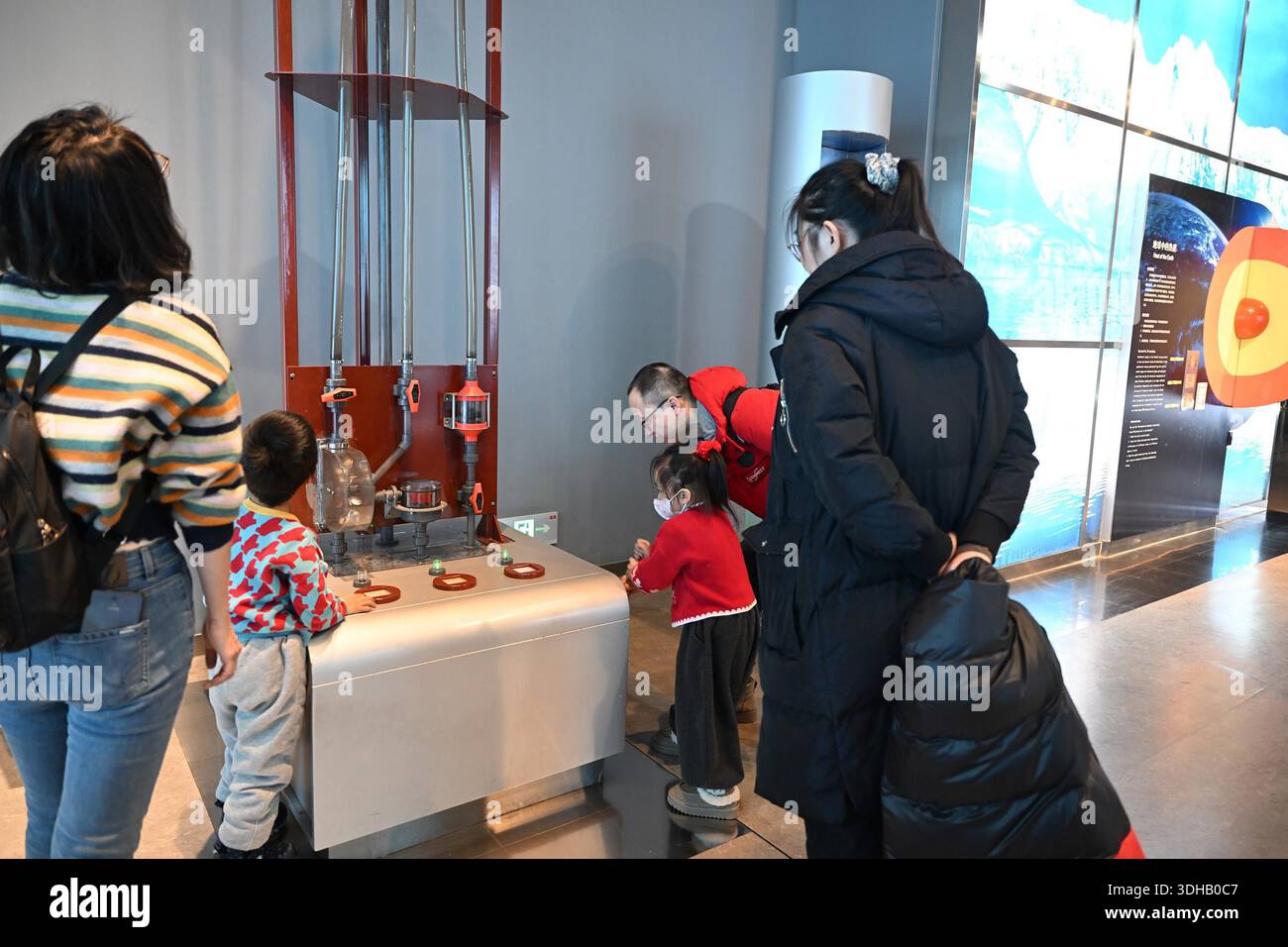 Children visit Liaoning Science and Technology Museum in Shenyang City ...