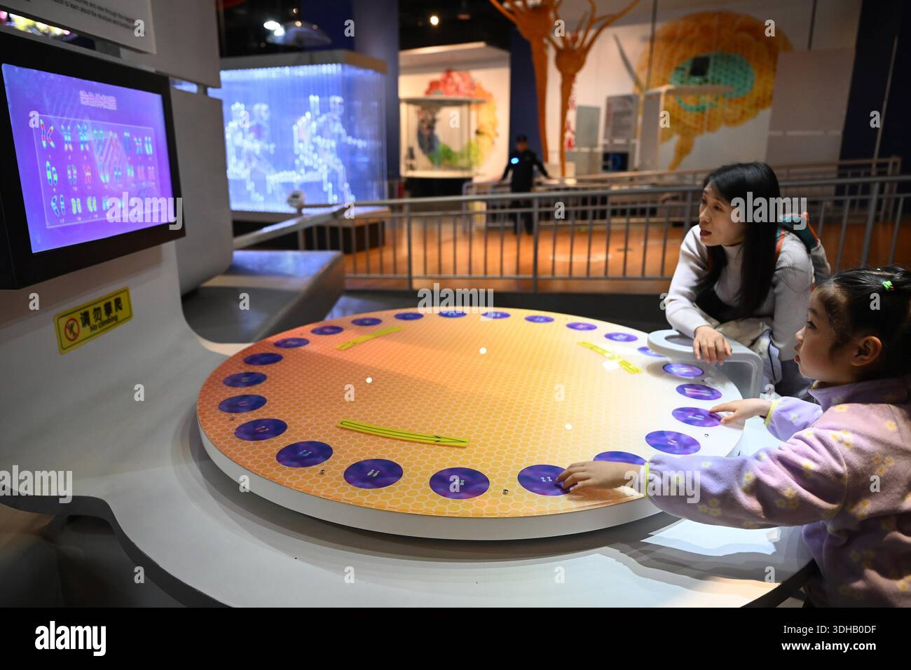 Children visit Liaoning Science and Technology Museum in Shenyang City ...