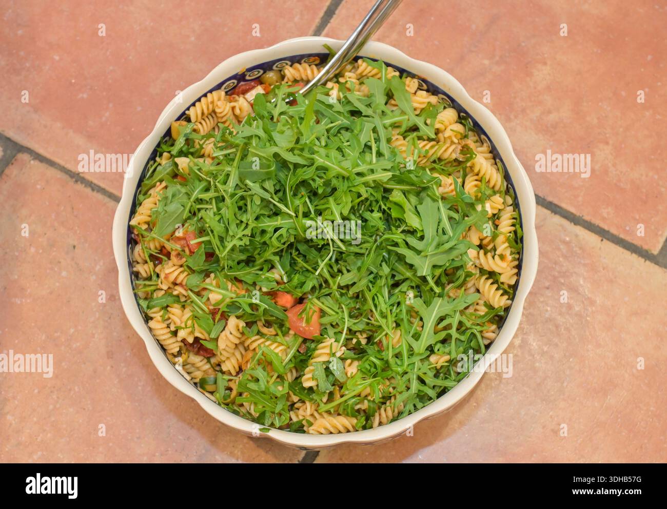 Selbstgemachter Nudelsalat mit Rucola, Salat, Schale *** Homemade pasta ...
