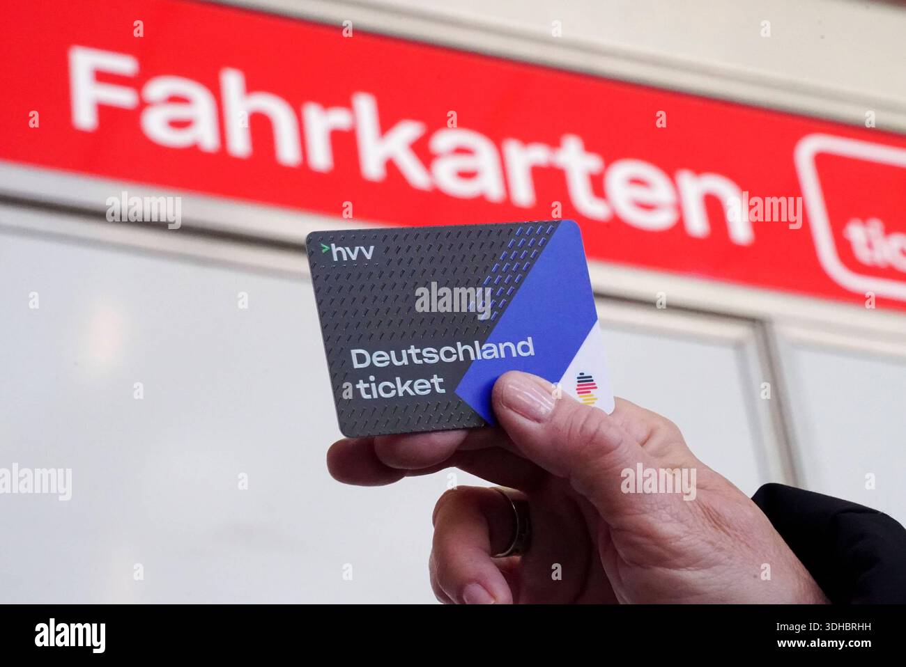 cntv: Deutschlandtiket in der Hand vor HVV Bus und Bahnen Deutscxhe ...