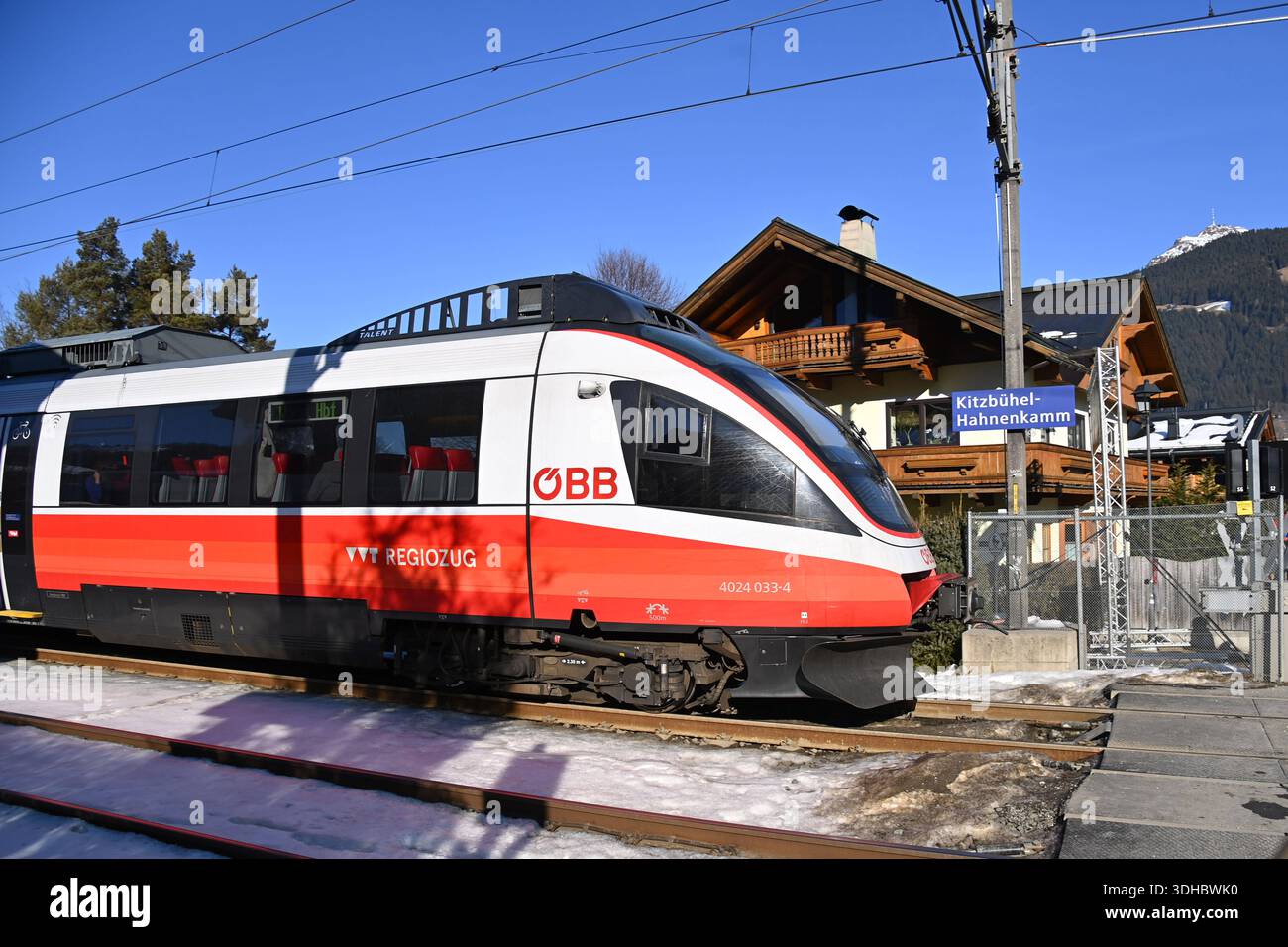Regiozug der OEBB faehrt an der Haltestelle Kitzbuehel Hahnenkamm ein ...