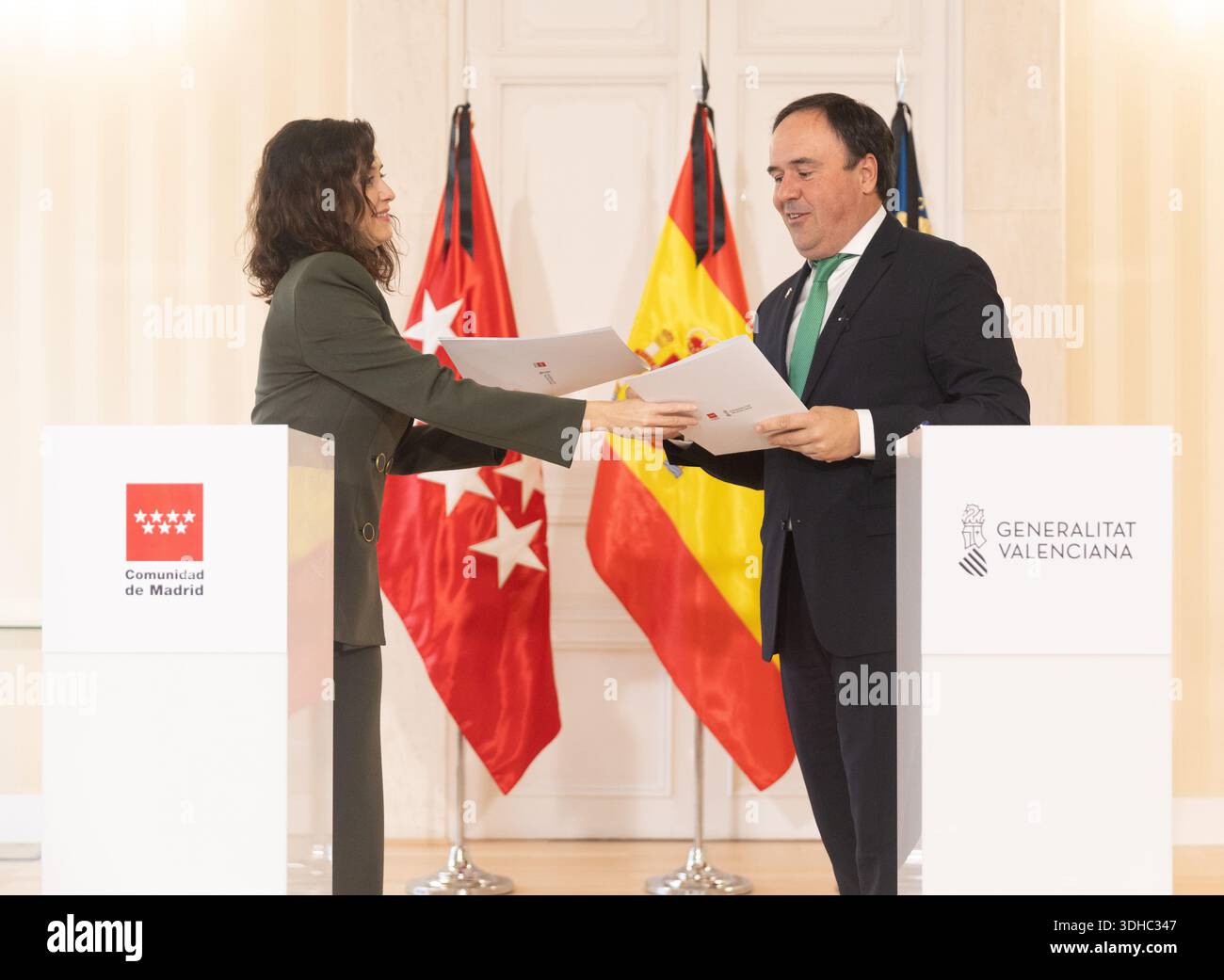 The President of the Community of Madrid, Isabel Díaz Ayuso, and the ...